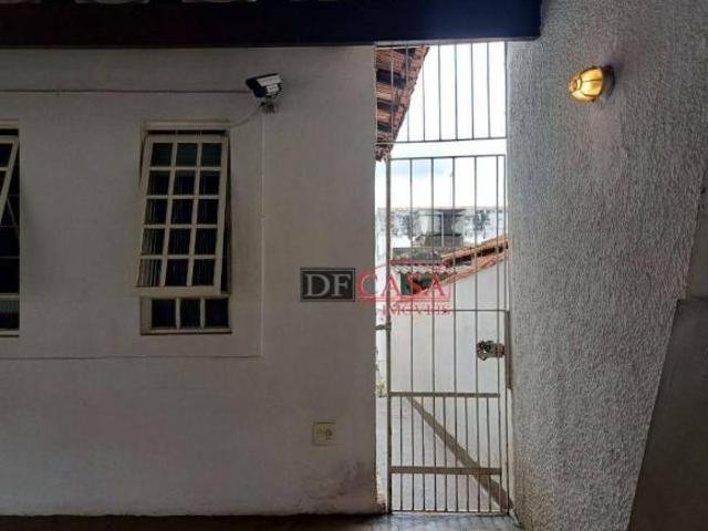 Casa Terrea com três dormitórios e quintal