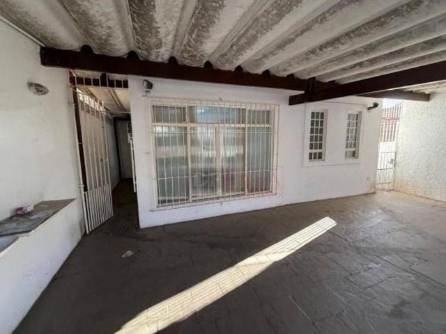 Casa Terrea com três dormitórios e quintal