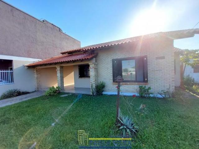 Casa térrea, com três quartos, entre centro e mar. R$ 450 mil