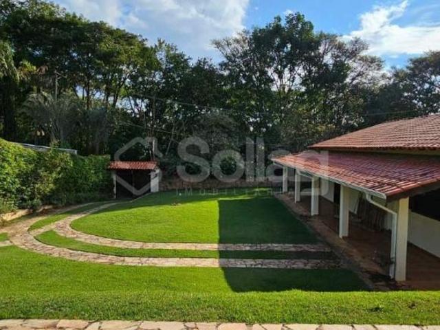 Casa térrea com três quartos sendo duas suítes com área de 170 m² para venda no condomínio Recanto F