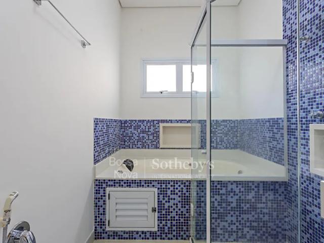 Casa térrea com varanda gourmet e jardim em condomínio tranquilo