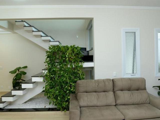 Casa Térrea com Vista Permanente para Lago e Campo de Golfe | 4 Suítes | 428 m² | Condomínio Evidenc