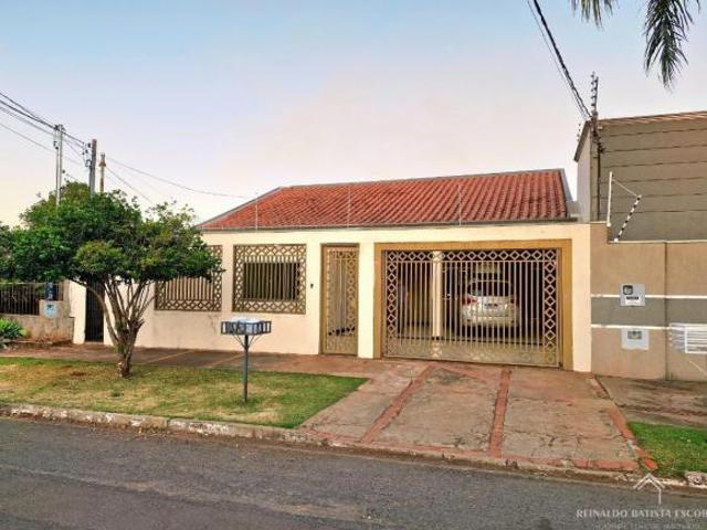 Casa térrea cômodos amplos com ótima localização na Vila Nasser