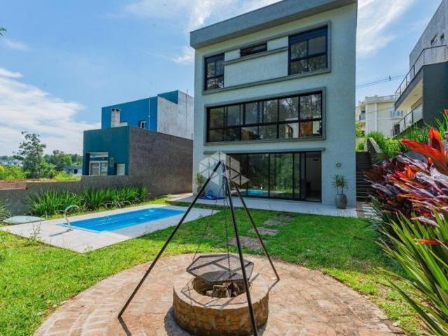 Casa térrea, composta por alpendre, hall de entrada, 3 Suítes e 2 vagas