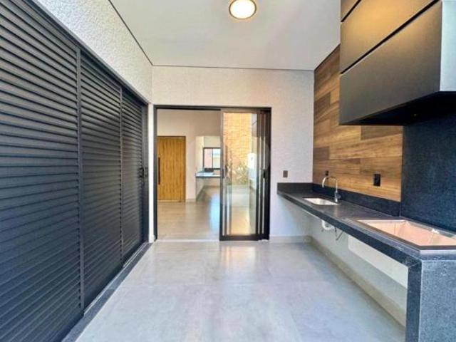 Casa térrea, condomínio fechado no interior, com churrasqueira, 3 dormitórios, agende sua visita!