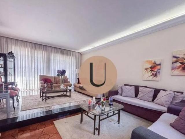 Casa térrea clássica em terreno de 326 m2 com 3 dormitórios e 3 vagas no coração verde da Vila Maria