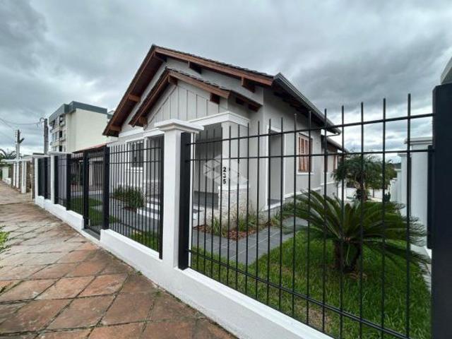 Casa térrea de 4 dormitórios no Bairro Goiás!