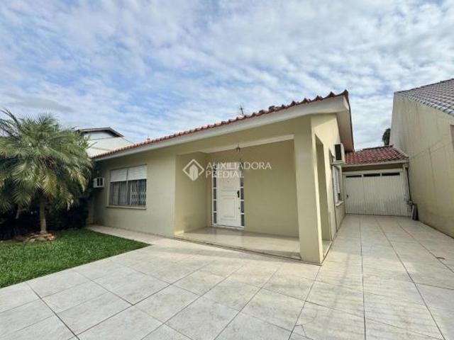 Casa térrea de 4 dormitórios com espaço gourmet no bairro Igara