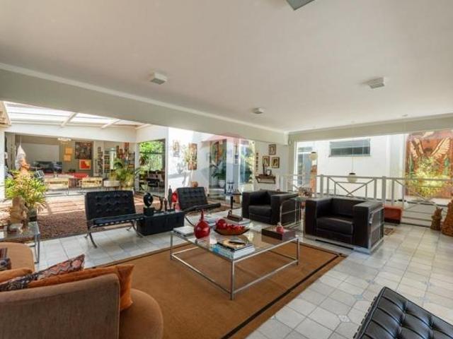 Casa Térrea de 4 Quartos com Espaço Gourmet e Vista Definitiva para o Vale