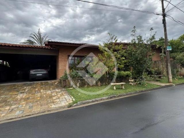 Casa térrea de 512 m2 de área total e 300 m2 de área construída, com 4 suítes, em Barão de Geraldo