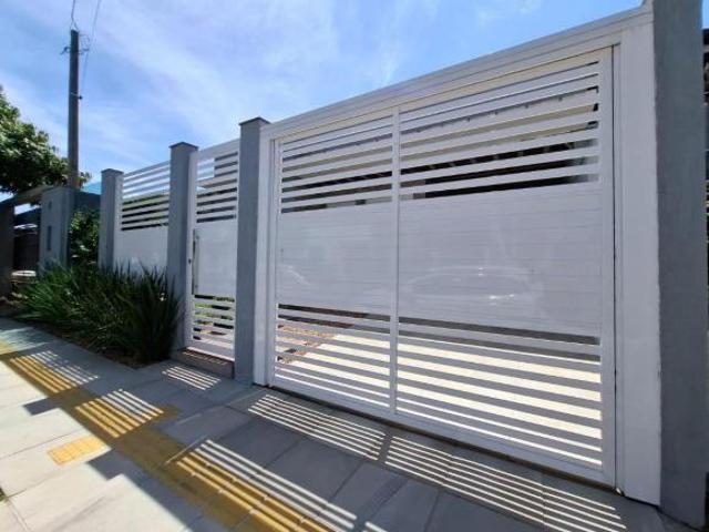 Casa térrea de 03 dormitórios, 01 suíte, Igara canoas