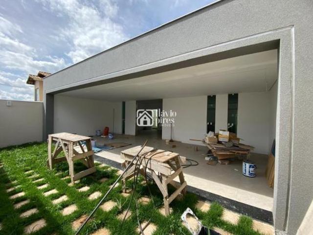 CASA TERREA DE 03 QUARTOS E SUITE NO MONTE VERDE