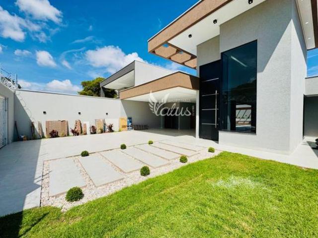 Casa térrea de 200 m² com 3 suítes, piscina e área de lazer no Parque Anhanguera, Goiânia GO