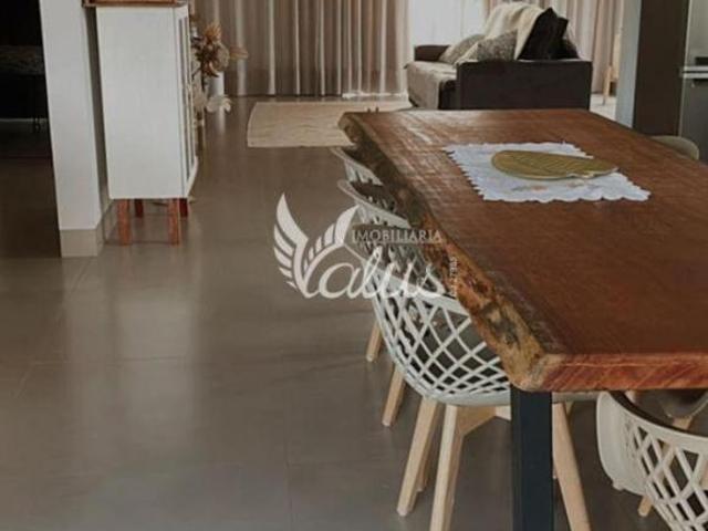 Casa térrea de 240 m² com 3 suítes + 1 quarto, piscina aquecida e lazer completo em Trindade GO
