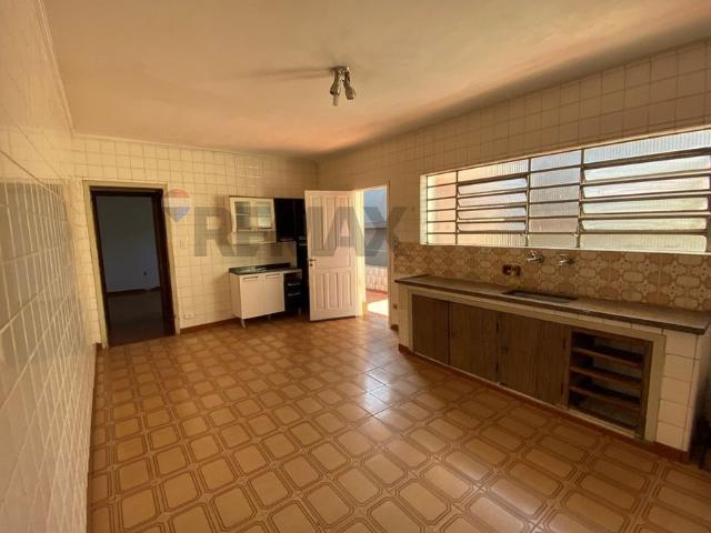 Casa térrea de 254 m² de área total, 3 dormitórios com armários, sala, cozinha com armários, área de serviço, 3 vagas de garagem