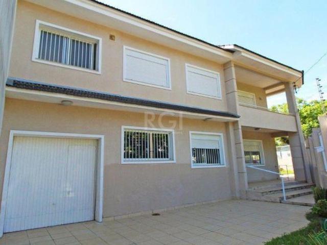 Casa térrea de 2 dormitórios e 3 vagas de garagem na Vila Ipiranga em Porto Alegre