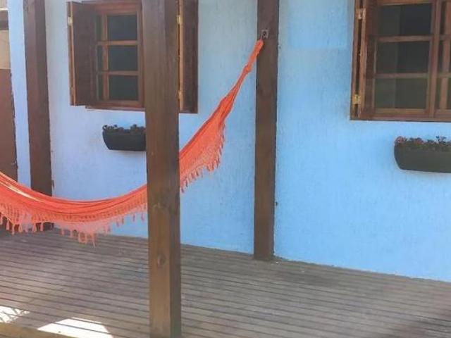 Casa térrea de 2 dormitórios, living, cozinha, churrasqueira, área de serviço, b