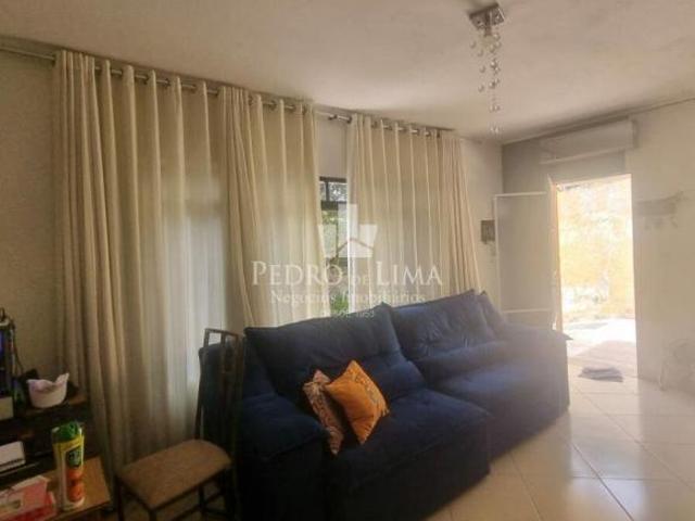 Casa térrea de 2 Dormitórios, sala, cozinha e banheiro com 1 vaga