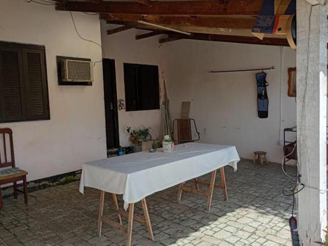 Casa térrea de 2 quartos c/ pátio na frente e atrás, fora de condomínio vaga para 3 carros aceita fi