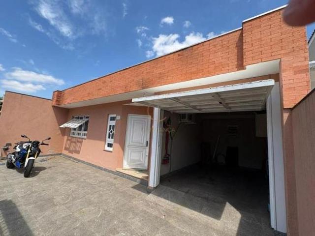 Casa térrea de 3 dormitórios com suíte com piscina no Bairro Igara