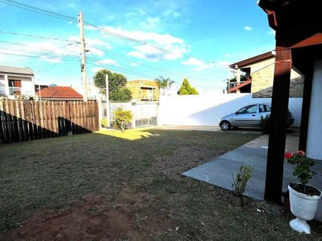 Casa térrea de 3 dormitórios e amplo pátio