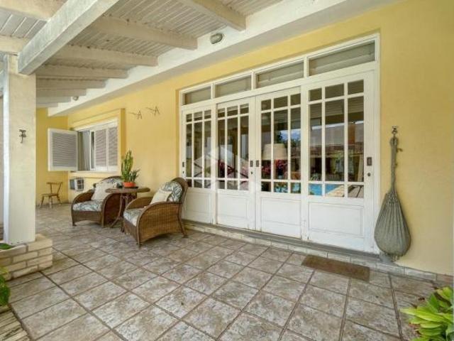 Casa térrea de 3 dormitórios, piscina e pátio em Ipanema próximo da Orla do Guaíba