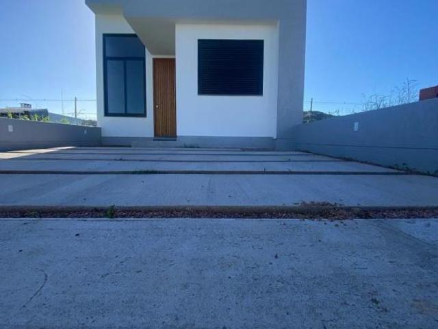 Casa térrea de 3 dormitórios sendo um suíte