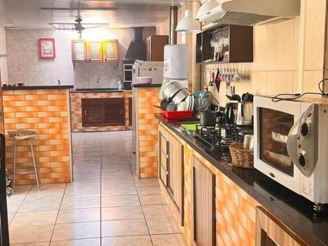 Casa térrea de 3 dormitórios, 3 vagas, churrasqueira pátio no bairro Ruben Berta