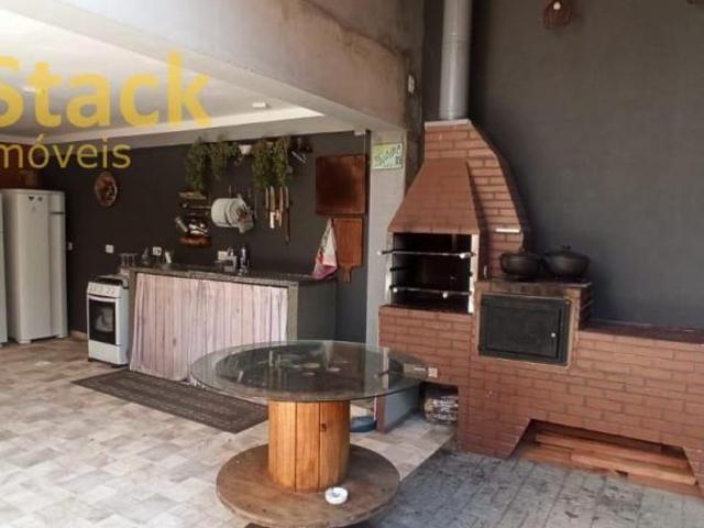 Casa térrea de 3 quartos e 3 suítes no Jardim Colonia, Jundiaí SP, com 220 m² e 3 vagas de garagem e