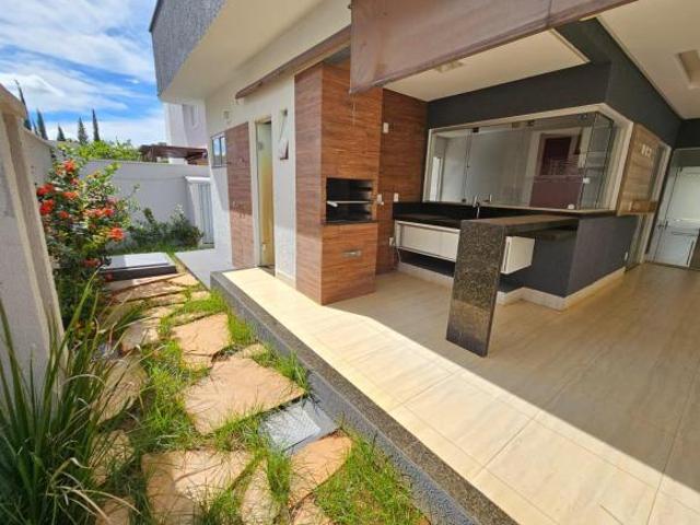 Casa térrea de 3 suítes 2 americanas + office no Jardins Valência em Goiânia GO