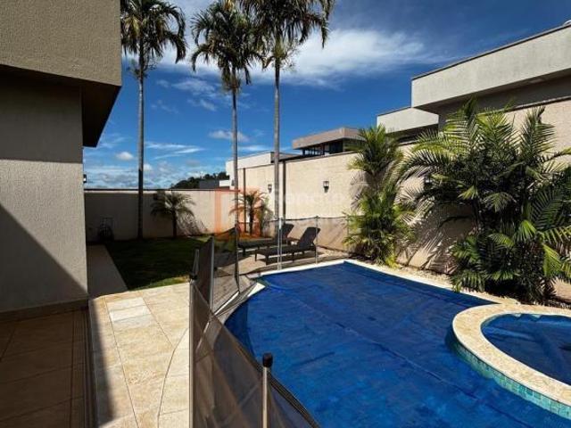 Casa térrea de 3 suítes no Condomínio do Lago com área gourmet e piscina aquecida