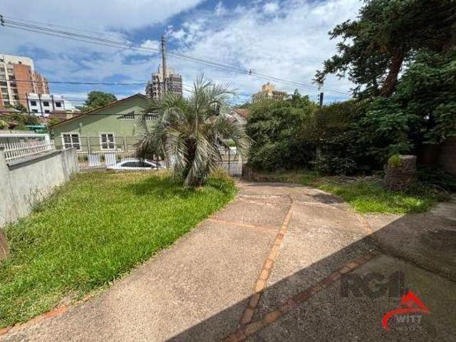 Casa térrea de 3D no miolo do Bairro Tristeza