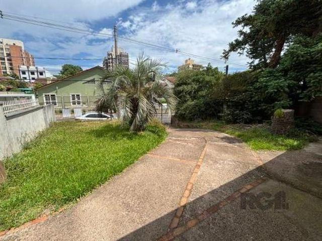Casa térrea de 3D no miolo do Bairro Tristeza