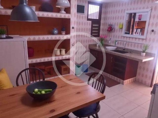 Casa térrea de alto padrão, 4 dormitórios, ampla área verde