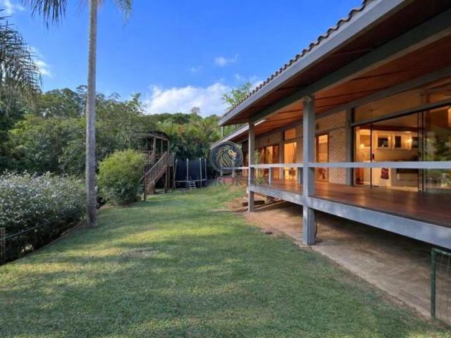 Casa térrea de alto padrão à venda no condomínio Reserva do Peroba, Granja Viana, 5 suítes, 4 vagas