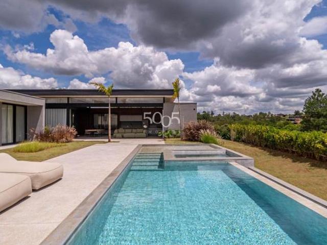 Casa térrea de alto padrão à venda no Condomínio Terras de São José II, com 600 m² e 5 suítes com cl