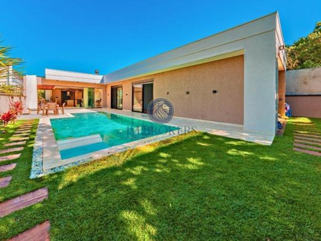 Casa térrea de alto padrão à venda no condomínio Vintage, Granja Viana, 4 suítes, 4 vagas e 360m² de