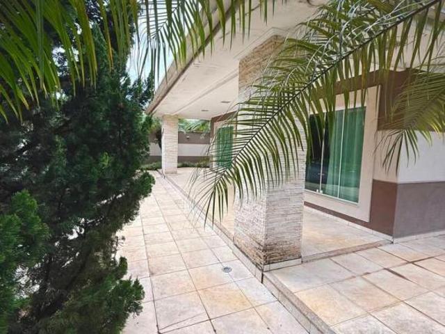 CASA TÉRREA DE ALTO PADRÃO À VENDA – FRENTE PARA O LAGO