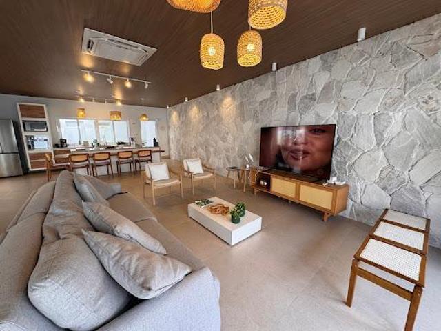 Casa Térrea de Alto Padrão em Camburizinho | 150m do Mar | 5 Suítes, Piscina e Exclusividade