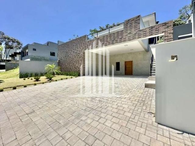 Casa térrea de alto padrão na Granja Viana, Cotia SP: 3 suítes, elevador, 4 vagas, 321m² Moderna