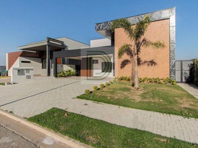 Casa Térrea de Alto Padrão no Alphaville Castello, 4 Suítes, Piscina em Mármore e Energia Solar