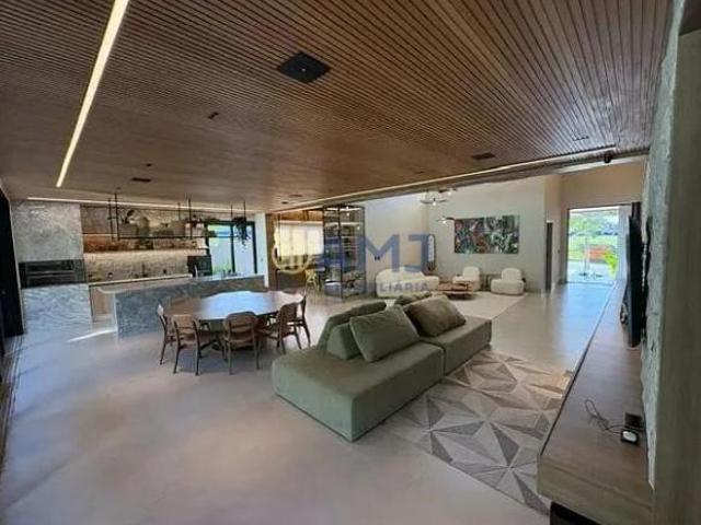 Casa Térrea de Alto Padrão no Plateau d&apos Or Privilege | Fundo para Mata | Mobiliada