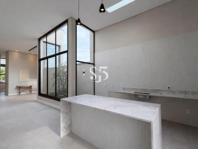 Casa térrea de alto padrão no Swiss Park: 3 suítes, piscina e 4 vagas de garagem Campinas SP