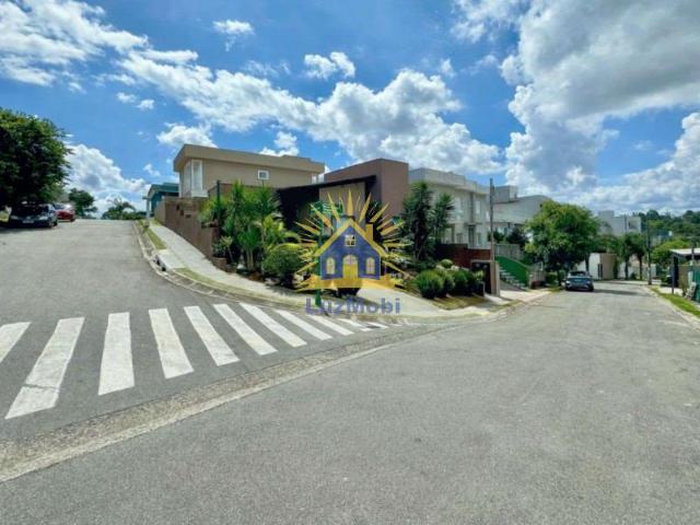 Casa Térrea de Esquina no Cond. Terras de São Fernando – 2 Dorms 1 Suíte | 3 Vagas | Quintal com SPA