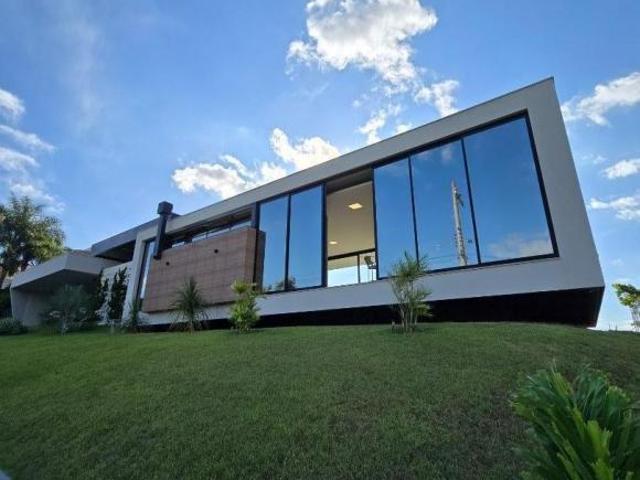 Casa Térrea de Esquina no Condomínio Saint Charbel – 3 Suítes, Energia Solar e Vista para o Morro de