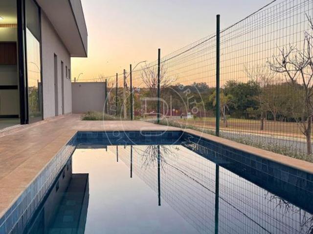Casa térrea de esquina no Jardins Porto, próxima ao lago