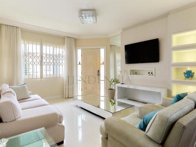 Casa térrea de esquina com 3 quartos sendo 1 suíte à venda, 160 m2, SÍTIO CERCADO, CURITIBA PR