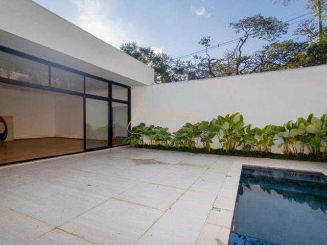 CASA TÉRREA DE ESQUINA COM TRES SUÍTES E ÁREA DE LAZER