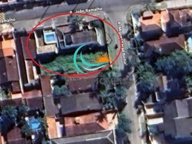 Casa Térrea de esquina com Piscina a 200 metros da praia, com terreno de 600m2