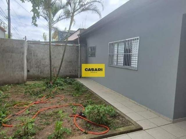 Casa Térrea de Laje 132m² Reformada, Segura, com Amplo Quintal, 3 quartos 1 suíte e 3 Vagas – B